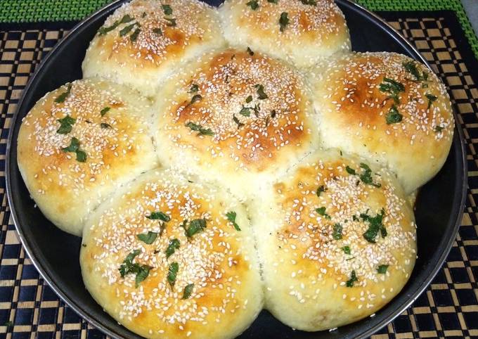 Chicken stuffed buns Recipe by Fatima Rais - Cookpad