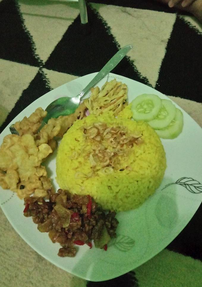 Resep Nasi Kuning Rice Cooker Mudah oleh Avy Alfiani - Cookpad