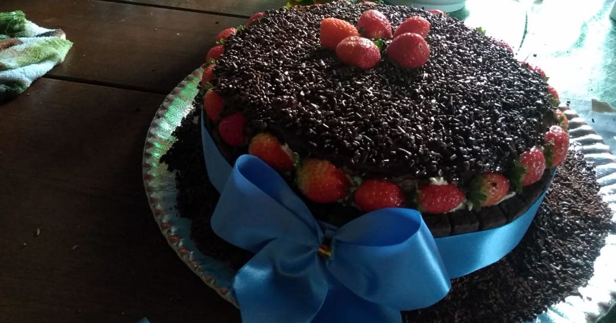 Bolo De Chocolate, Bis E Morango Receita por Cristina Todeschini - Cookpad