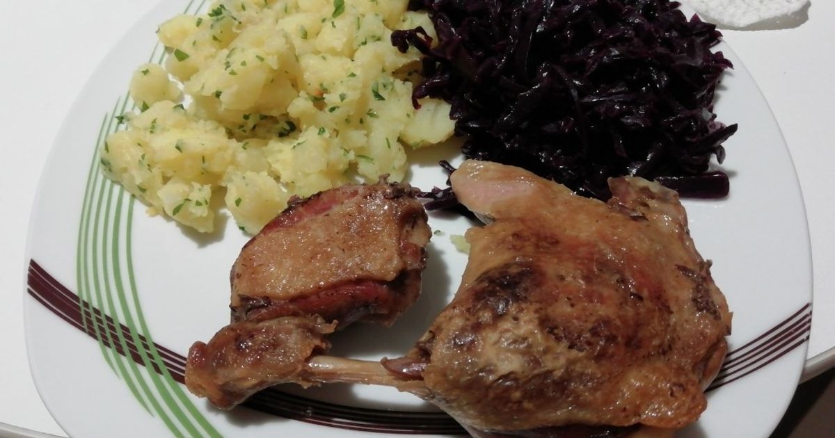 Sült Kacsa Petrezselymes Burgonyával és Párolt Lilakáposztával ...