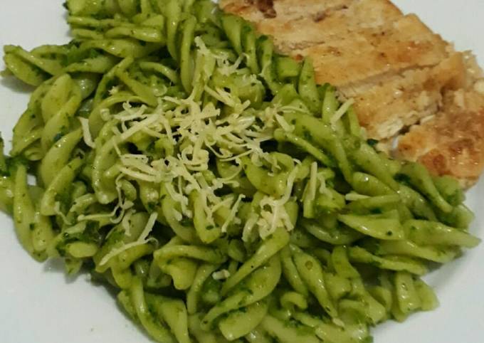 Resep Fusilli Pesto with Grilled Chicken oleh yashella tirana - Cookpad