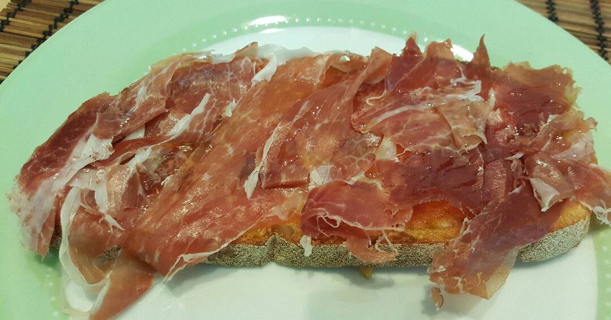 Tostada Con Tomate, Jamón Y Aceite De Oliva Virgen Receta de milandebrera