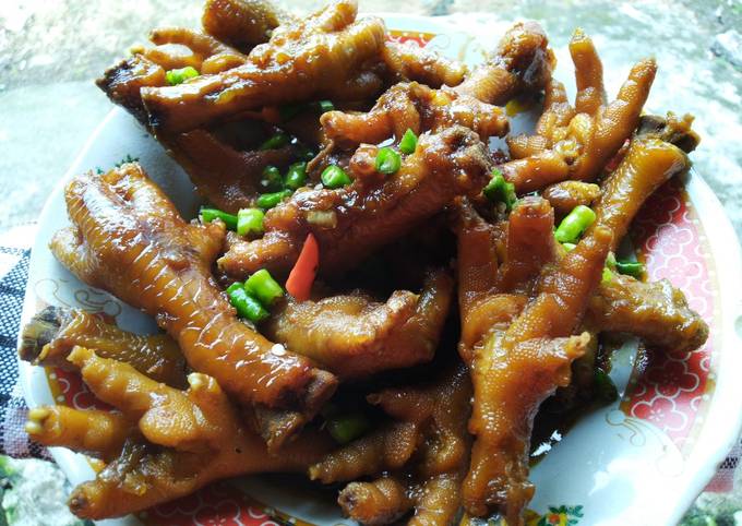 Resep Semur Ceker Mercon oleh fitriana Hidayati - Cookpad