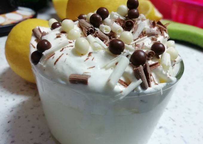 Mousse de Limón con nata y virutas de chocolate Receta de Angy Gómez II ...