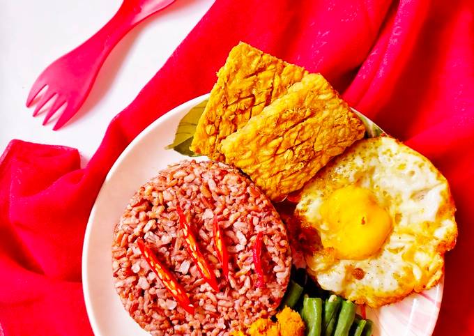 Resep Nasi Merah Urap Sayuran Lauk Tempe Telur (156) oleh Mai TV - Cookpad
