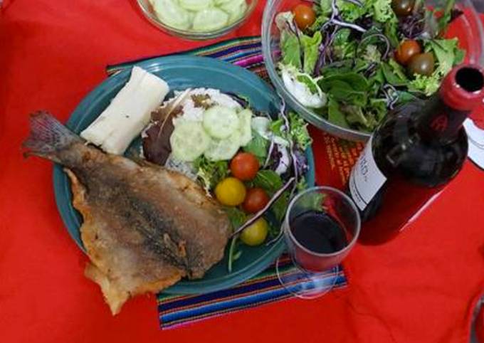 Trucha frita con arroz, ensalada y yuca Receta de Mapober - Cookpad