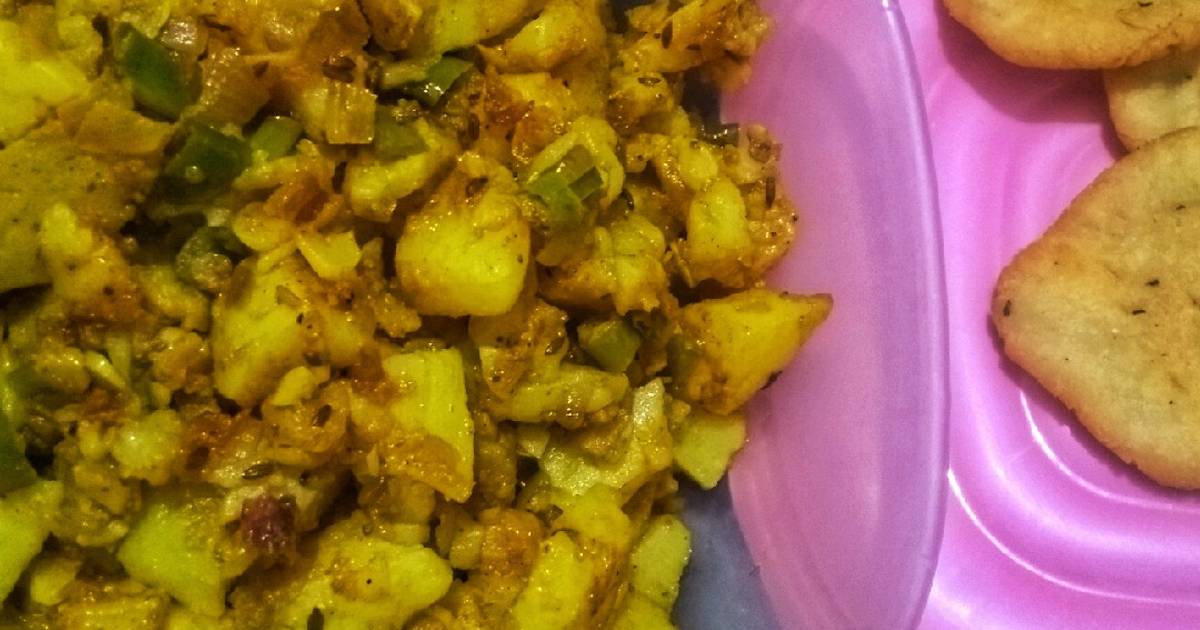 Spicy Garlic potato with Mathari Recipe by Simmi Garg - Cookpad