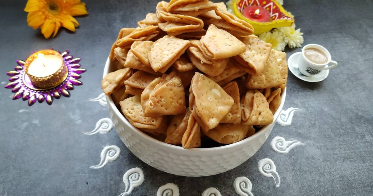 खुसखुशीत खस्ता मठरी (kashta mathri recipe in marathi) रेसिपी Deepti ...