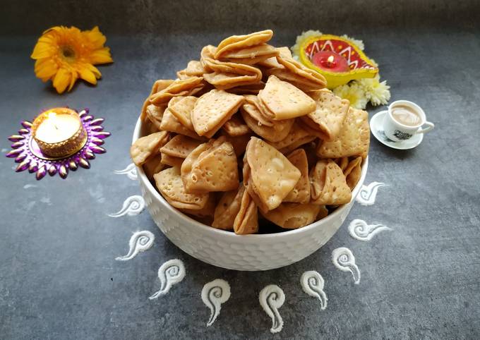 खुसखुशीत खस्ता मठरी (kashta mathri recipe in marathi) रेसिपी Deepti ...