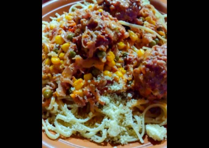 Tallarines con salsa rosa y albóndigas Receta de Solange Jara- Cookpad
