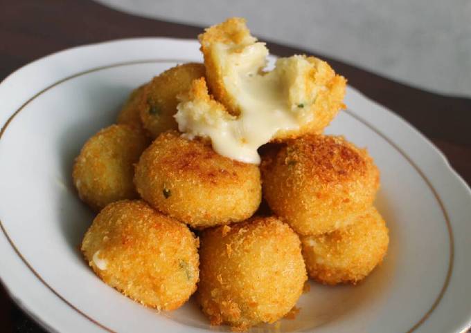 Resep Bola bola kentang mozarella oleh Tri Anggraini - Cookpad