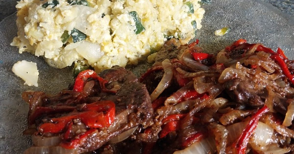 Higadito Salteado Con Cebolla Y Morrón Acompañado Con Un Revuelto De ...