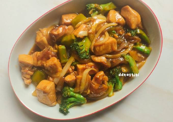 Resep Tumis Brokoli Ayam Saus Tiram oleh Dini Dwi Nastiti - Cookpad