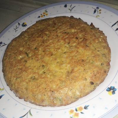 Tortilla de papa rallada y arvejas Receta de Ayelen Moris- Cookpad