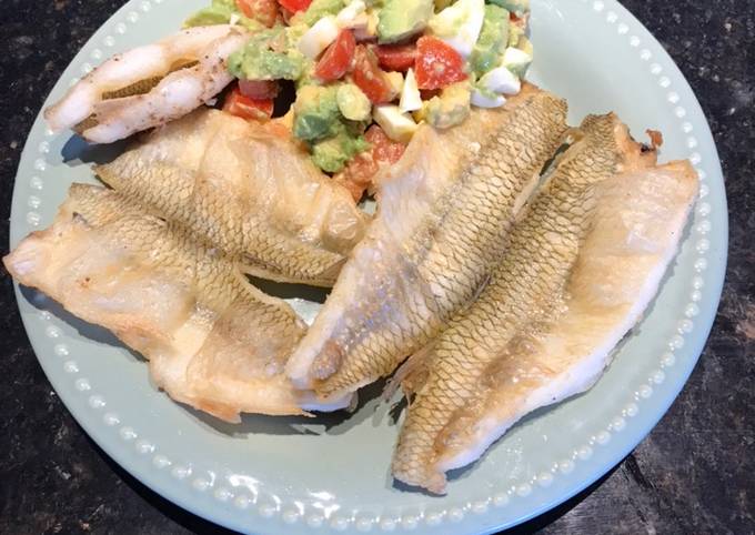 Pejerrey al libro frito con ensalada de palta, cherry y huevo duro ...