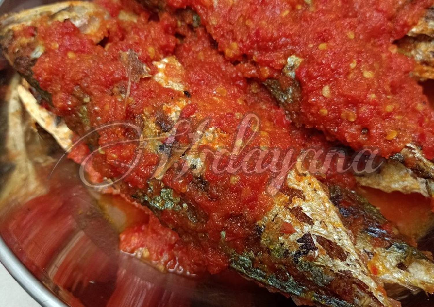 Resep Ikan Goreng Cabe Merah oleh Hidayana - Cookpad
