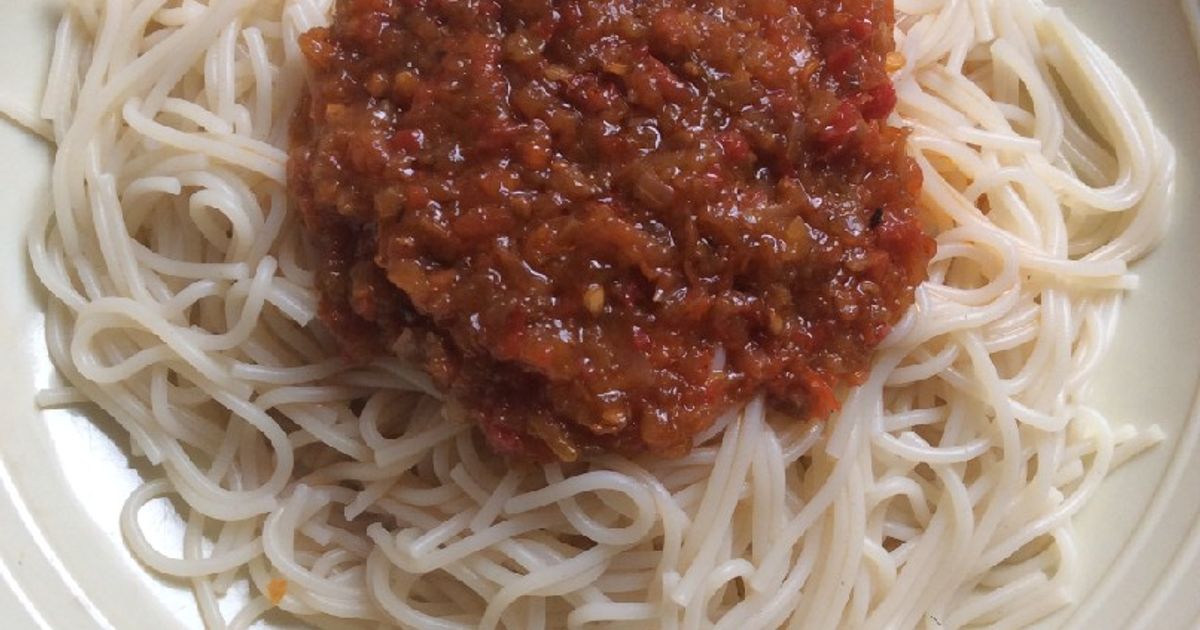Spaghetti With Leftover Stew Recipe by Fatima muh'd bello - Cookpad