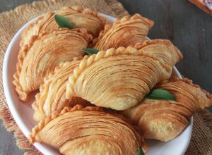 Resep karipap renyah berlapis dengan isian kari gurih