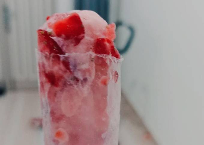 Resep Es strawberry / ice strawberry kesukaan anak oleh tria juliani ...