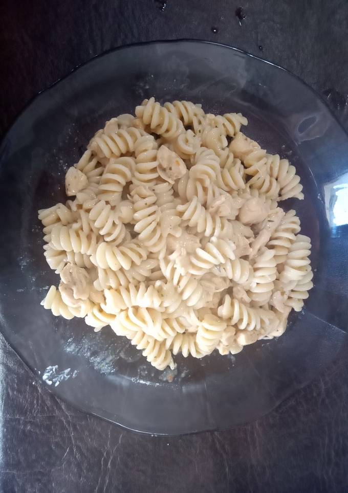 Pollo con fideo y "salsa blanca" Receta de Marisa Cepeda- Cookpad