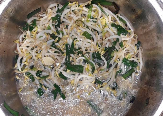 Resep Sayur toge kucai oleh Revalina Saputri - Cookpad
