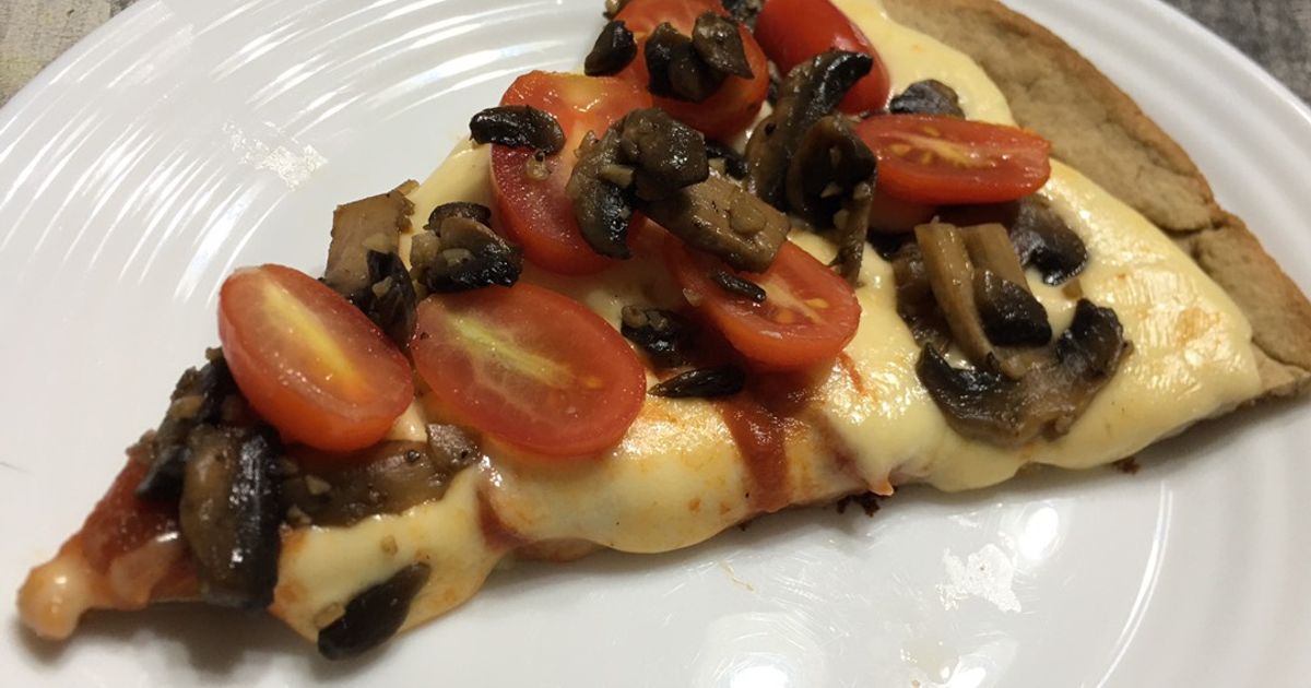 Pizza De Masa De Avena Con Tomates Cherry Y Hongos Salteados Con Ajo ...