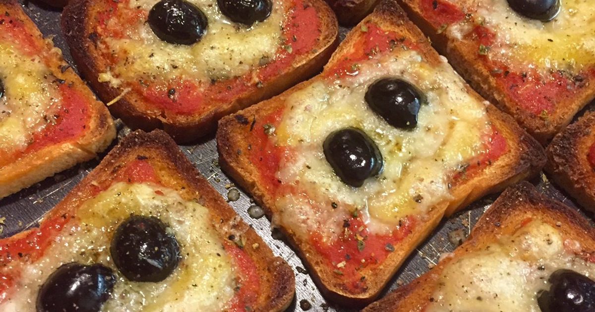 Mini Toast Pizzas Recipe by Marcella Sweetly Elvie - Cookpad
