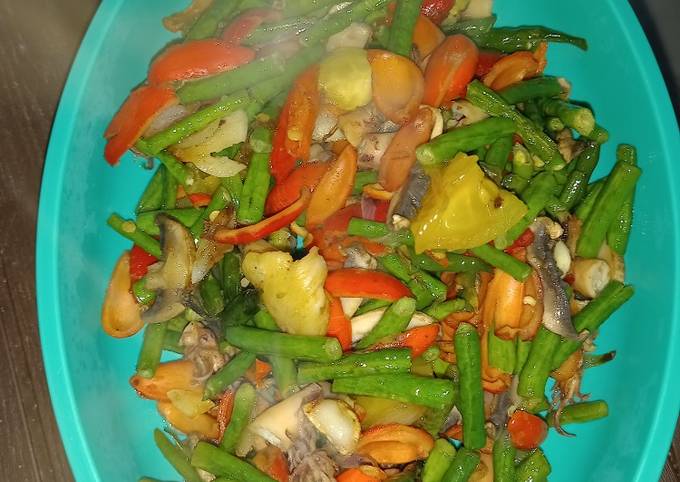 Resep Oseng cumi asin dan aneka sayur oleh ummu lubna - Cookpad