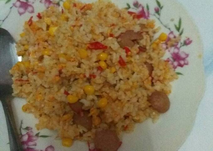 Resep Nasgor pedes jagung sosis oleh Nur Rainy - Cookpad