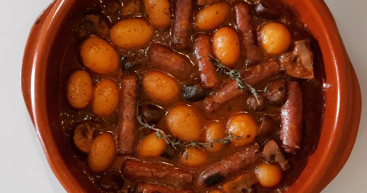 Salchichas Guisadas Al Vino Tinto Con Patatas Y Champiñones Receta de ...