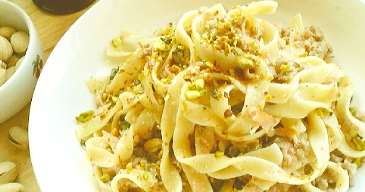 Ricetta Fettuccine Al Ragù Di Carne,Straccetti Di Prosciutto E ...