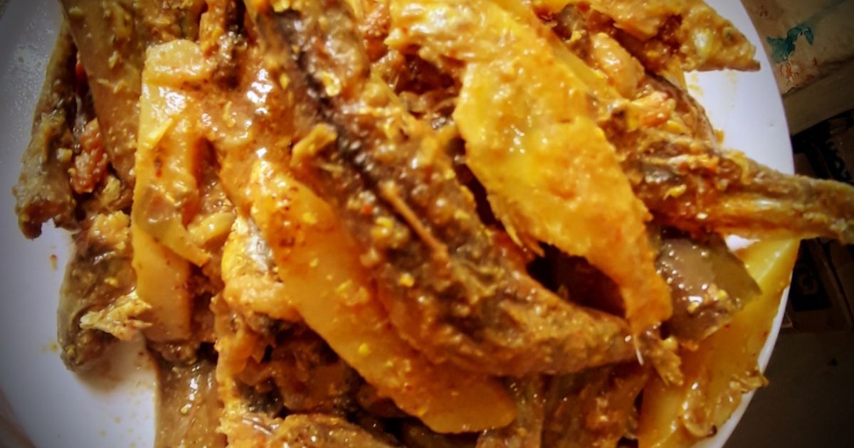 Rumpa Pattanayak দ্বারা আলু বেগুন দিয়ে ছোট মাছ রান্না(Aloo Begun Diye ...