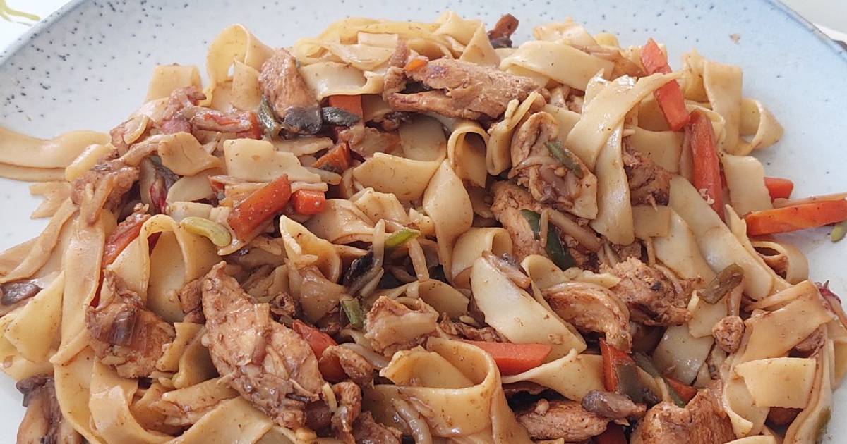 Tallarín Salteado con chapsui de pollo Receta de Yvette - Cookpad