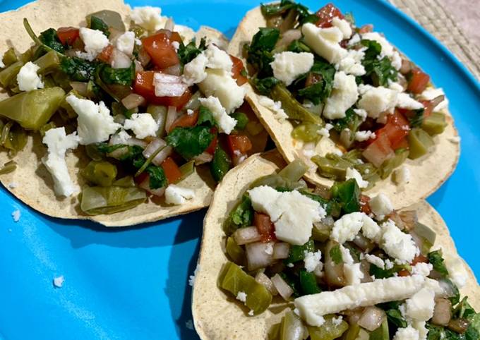 Tostadas de nopales Receta de Karen☀️- Cookpad