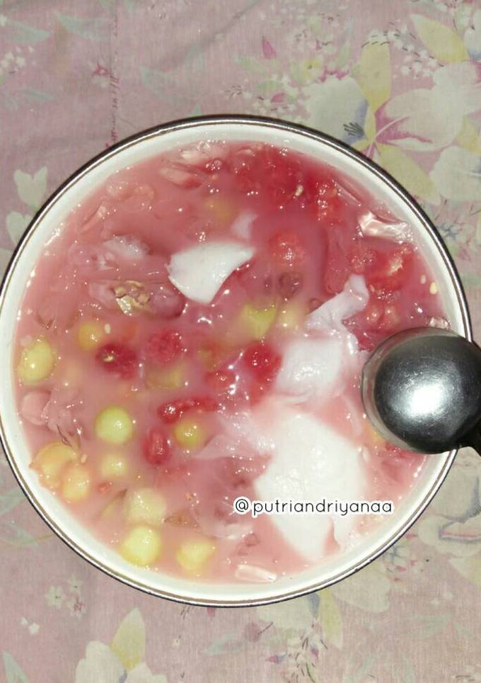 Resep Es buah sirup pink oleh Putri's Kitchen - Cookpad