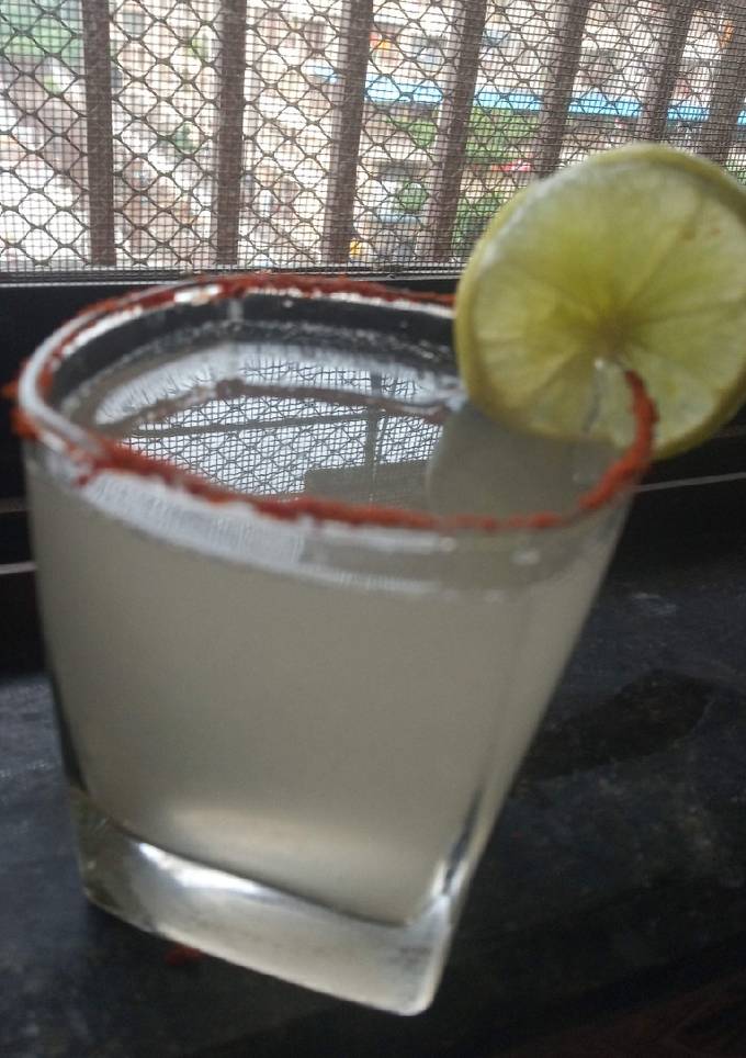 लिंबू सरबत (Limbu Sarbat Recipe In Marathi) रेसिपी आशा मानोजी द्वारे ...