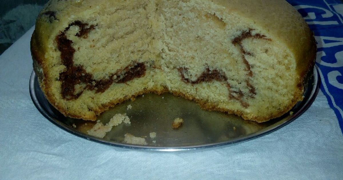 Strawberry Flavoured Choc Cake Recipe by Wendy Boit - Cookpad