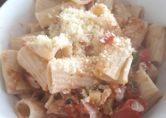 Canutos con atún en salsa de tomates Receta de Arianna Montiel- Cookpad