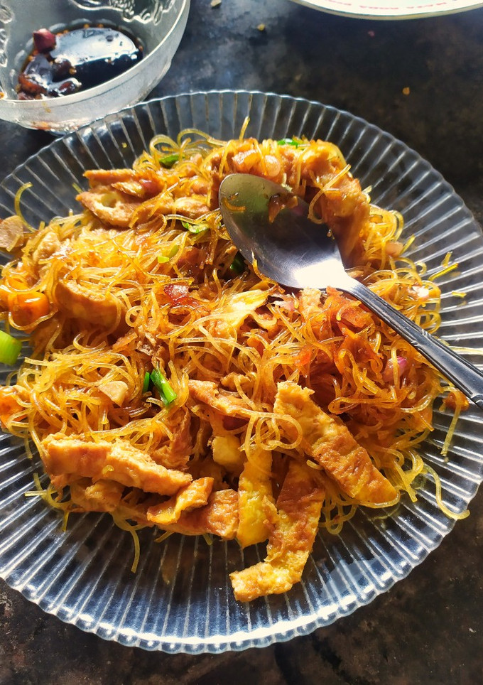 Resep Oseng Bihun Telur Dadar oleh Saluna Mahira - Cookpad