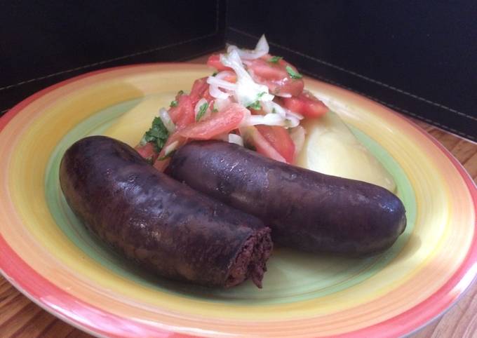 Prietas con papas cocidas y ensalada a la chilena Receta de Marisol ...