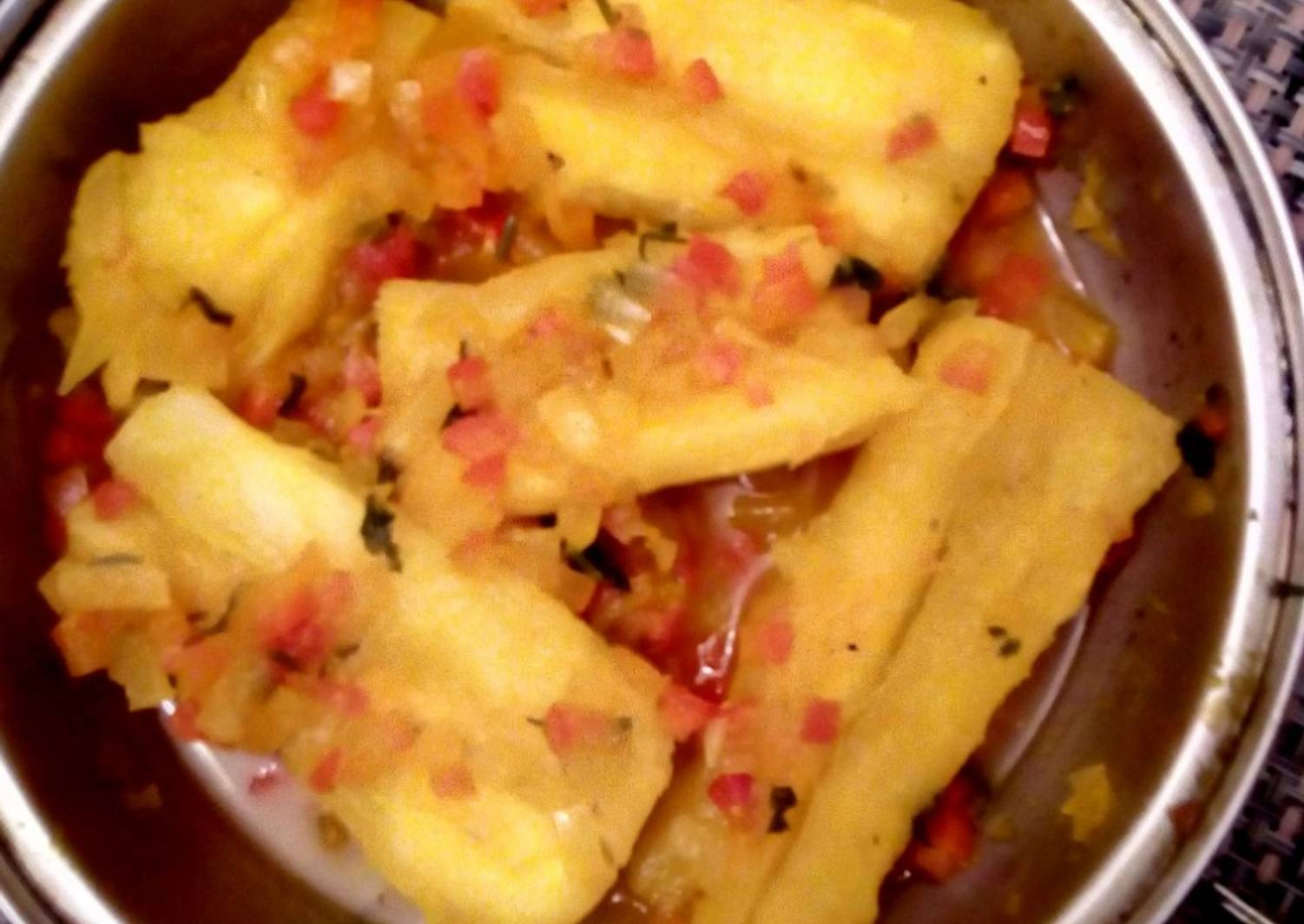 Yuca cocinada con Guiso de cebollas, tomate y pimentón Receta de Cony ...