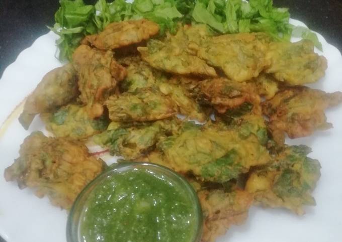 Spinach & green chilli Fritters Recipe by Aruna Thapar - Cookpad