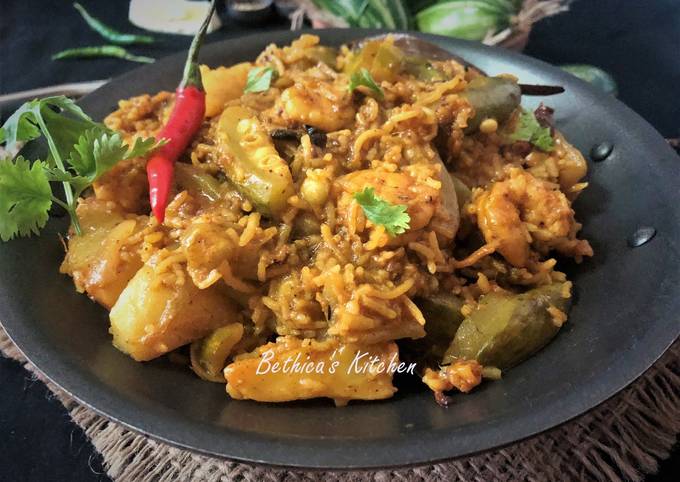 Chaal Chingri Potol (Parwal / Pointed Gourd Cooked With Prawns & Rice ...