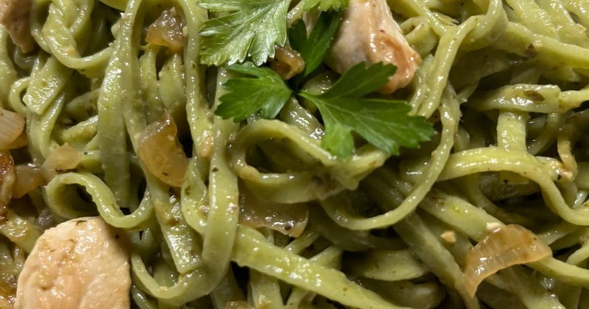Pasta con salsa de pollo, pesto y cebolla Receta de Marina Oronoz- Cookpad