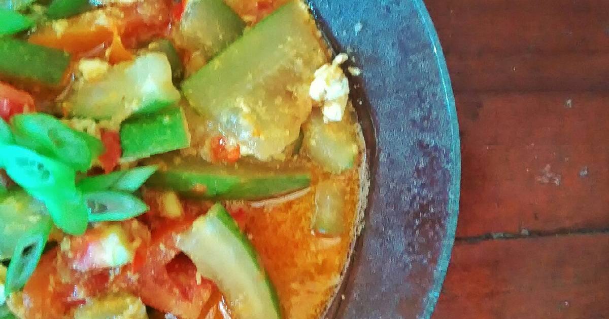 Resep Timun Tomat Telur Kuah Pedas oleh Dylan Leatemia - Cookpad