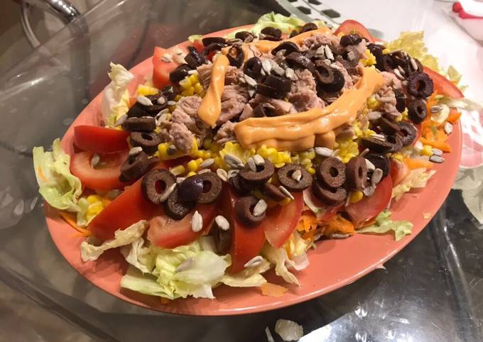 Ensalada de atún, choclo, aceitunas negras, tomate y zanahoria Receta ...