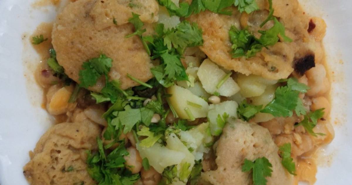 Aloo cholay chaat Recipe by tooba faisal - Cookpad