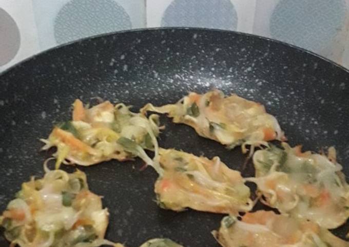 Resep Bakwan wortel dan toge panggang oleh Desi Fitri - Cookpad
