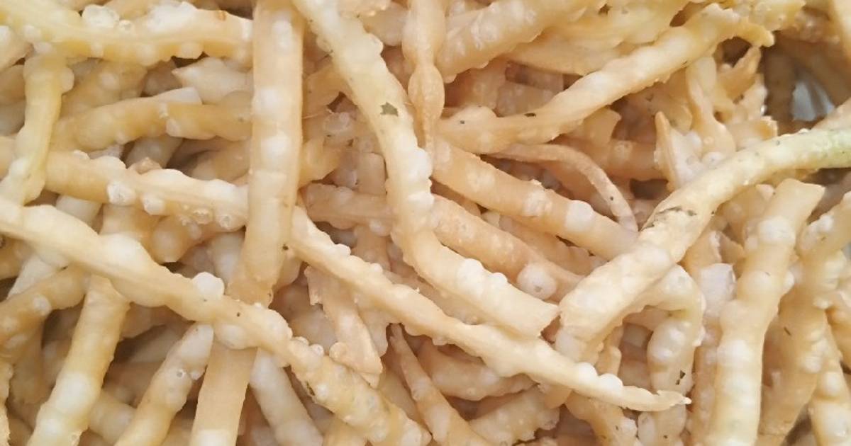 Resep Stik Bawang Renyah Mengembang dan Enak oleh Ais Jelly Milo - Cookpad