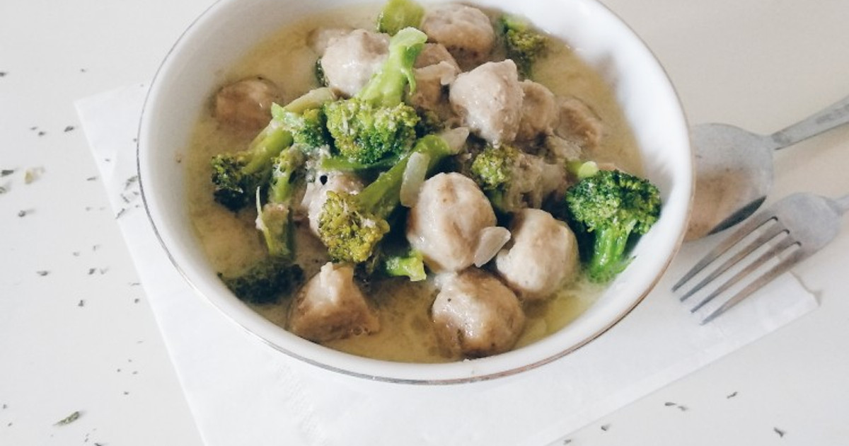 Resep Sayur Brokoli Bakso Kuah Santan oleh Muthia Mursal - Cookpad